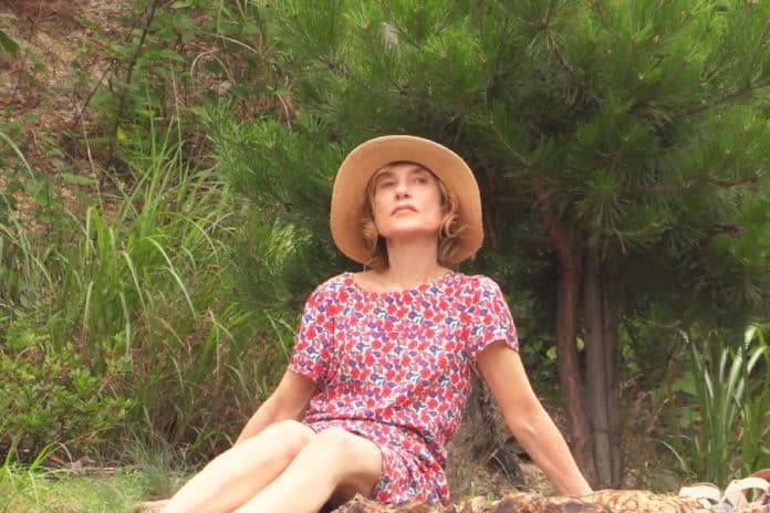 Crítica de La viajera, película dirigida por Hong Sang-soo - Cinemagavia